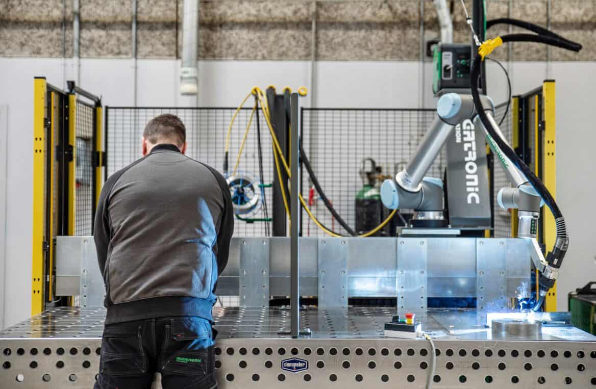 Welding environment with a cobot: Get a clean, safe and efficient ...